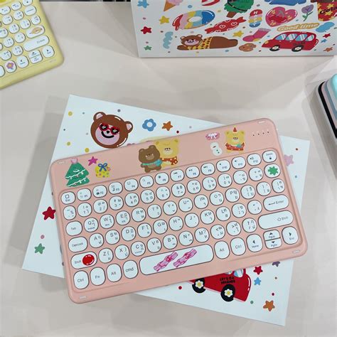 คีย์บอร์ด Bluetooth Keyboard แป้นกลมสีใหม่ แป้นพิมพ์ ไร้สาย ไทย อังกฤษ แถมฟรีสติ๊กเกอร์ตกแต่งลาย