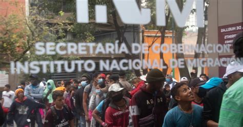 Hacinados y si ventilación encuentran a más de migrantes dentro de un camión en Tabasco