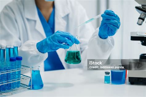 현대 의학 연구소 생화학 샘플을 분석하는 마이크로 피펫으로 일하는 여성 과학자 첨단 과학 화학 연구소 Stem 주제에 대한 스톡