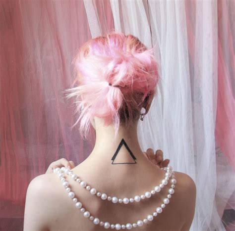 Трикутники на шиї добірка тату 48 фото