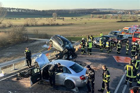 Frau stirbt nach schwerem Frontal Crash auf Bundesstraße