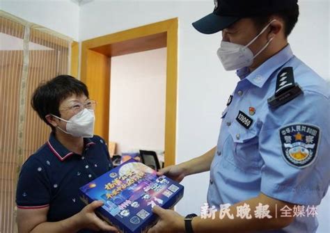 杨浦公安为居民送上“反诈月饼”江四村张龙内江