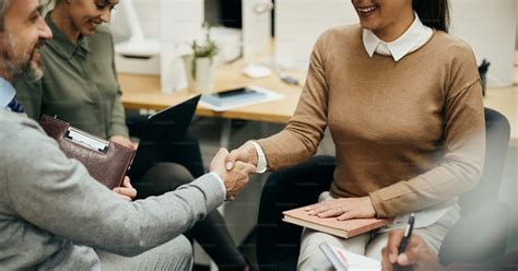 사무실에서 회의를 하는 비즈니스 동료 그룹 그들 중 두 명은 인사하고 악수하고 있습니다 사진 Unsplash의 세르비아 이미지