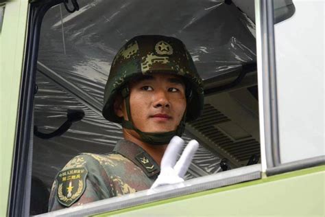 “滑铲”入水！湖北随县退役军人赵继伟勇救落水女孩部队水面胳膊