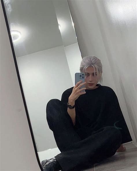 Tips Pose Mirror Selfie Aesthetic Yang Wajib Kamu Coba