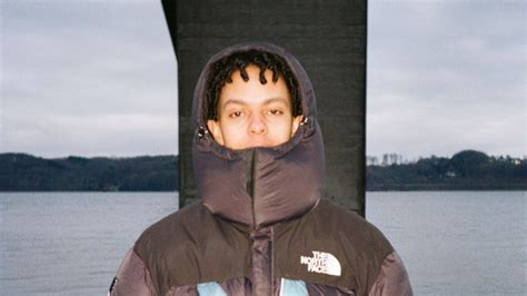 Premiere Kundo Gør Gadedrengeliv I Vejle Sort Hvid Sexet Se Musikvideoen Til Debutsinglen