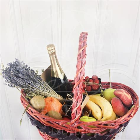 Фруктовая корзина с клубниками, яблоками и бананами купить с доставкой ...