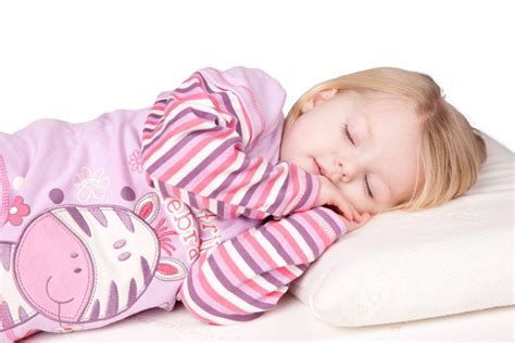 A Partir De Quel âge Rajouter Un Oreiller Ou Une Couette à Bébé