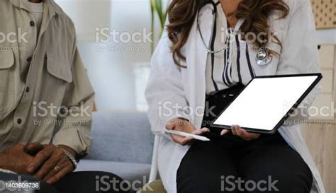 젊은 여성 의사가 디지털 태블릿을 들고 건강 검진 방문시 노인 환자와 상담합니다 노인 건강 관리 가정 간호 개념 여자 간호사에