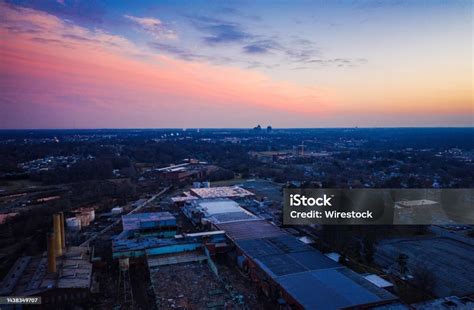 미국 노스캐롤라이나주 그린즈버러에 있는 방앗간 건물의 일몰 풍경 0명에 대한 스톡 사진 및 기타 이미지 0명 건축물 그린스보로 노스캐롤라이나 Istock