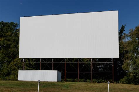 복사 공간 또는 광고를위한 빈 흰색 화면이있는 오래된 시간 드라이브 인 영화관 자동차 극장에 대한 스톡 사진 및 기타 이미지 자동차 극장 Film Screening