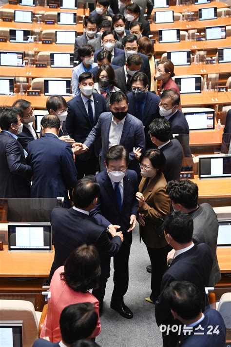 포토 교섭단체 대표연설 마친 이재명 대표 의원들과 악수