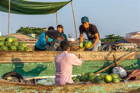 Cai Rang浮动市场在芹苴市，越南 编辑类照片 图片 包括有 人们 浮动 通信工具 街道 油煎 72447431