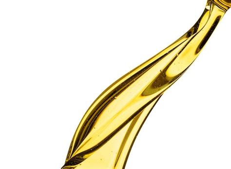 스플래시 기름 자동차 모터 또는 야채 올리브 쏟아져 흰색 배경에 고립 프리미엄 사진