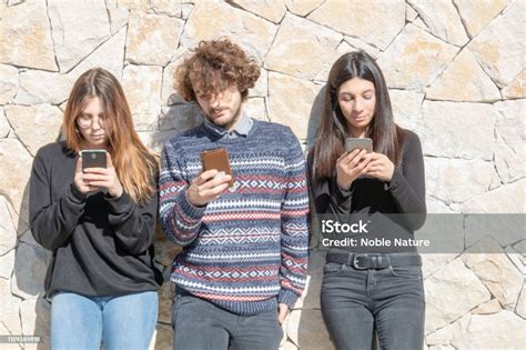 스마트폰에서 서로를 무시하고 있는 다인종 청소년 그룹 십대에 대한 스톡 사진 및 기타 이미지 십대 장치 화면 청년 성인