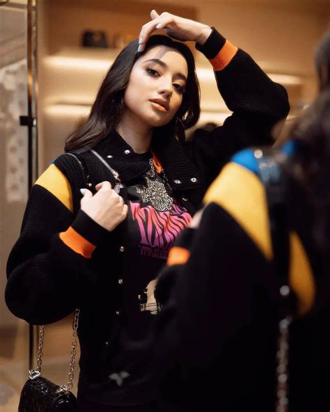 Ameera Khan Scrolller