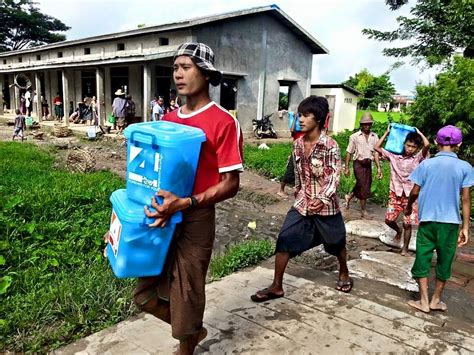 ဟသၤာတၿမိဳ႕ ေရက်၊ ေရေဘးေရွာင္ျပည္သူမ်ား အိမ္ျပန္ ဓာတ္ပံု