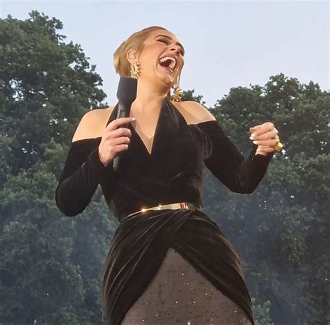 Best 11 Adele Returns To The Stage In Schiaparelli At Londons Hyde