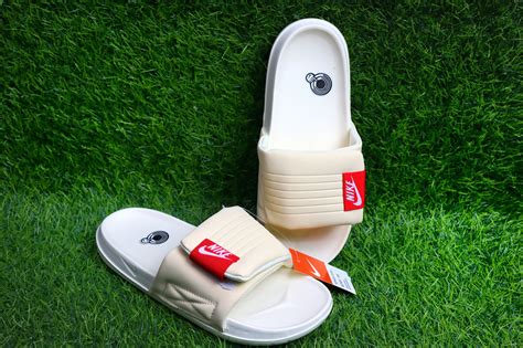 Nike Off Court Adjust Cream Smiley