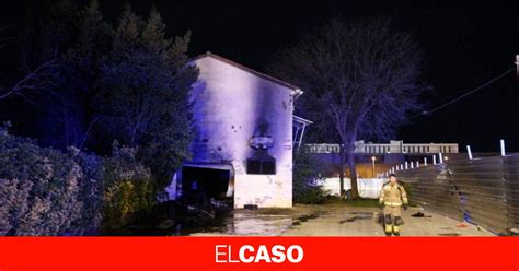 Tres heridos críticos y uno grave al quemarse una casa ocupada en Lleida el fuego puede haber