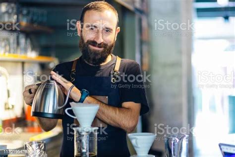 커피숍 카페테리아 레스토랑 의 바리스타 만들기 서비스 컨셉 20 29세에 대한 스톡 사진 및 기타 이미지 20 29세 기업 재무와 산업 남자들만 Istock
