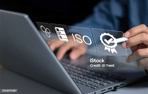 인증 및 표준화 프로세스 Iso 인증 비즈니스 국제 표준 및 품질 보증 개념 준수 인증서 아이콘을 터치하는 사람 증명서에 대한 스톡 사진 및 기타 이미지 Istock