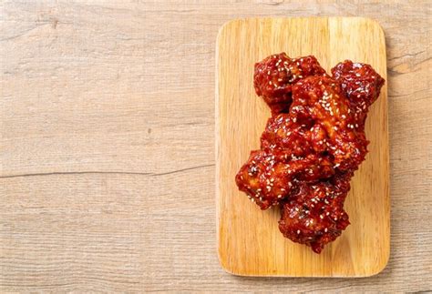 Pollo Frito Con Salsa Picante Foto Premium
