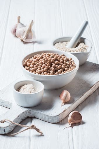 나무 테이블에 원시 Chickpeas 향신료 마늘 의 볼을 닫습니다 0명에 대한 스톡 사진 및 기타 이미지 0명 가정 생활