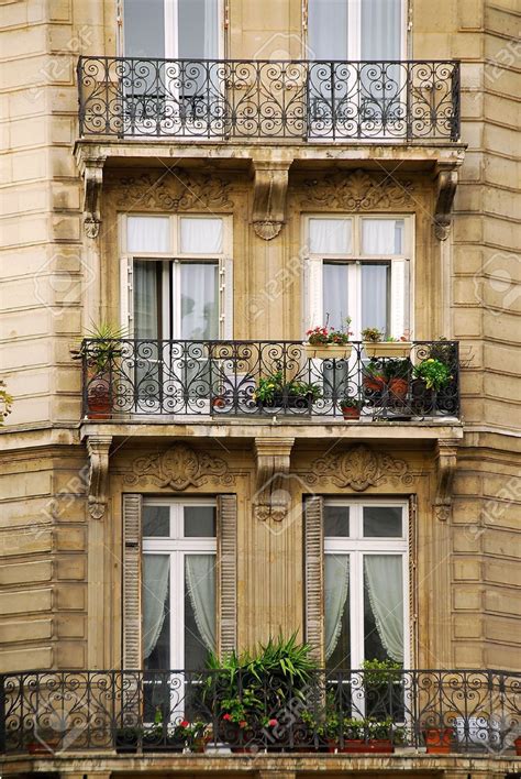 パリの古いアパートの建物の窓やバルコニー フランス 写真素材 603007 Apartments Exterior Old