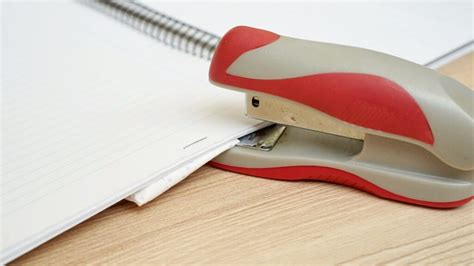 스테이플러를 휴지에 사용하세요 골칫거리가 쉽게 사라집니다