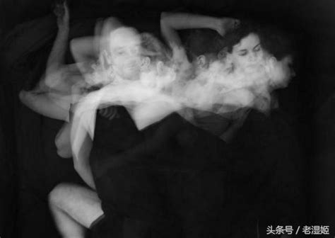 在床上睡覺的小兩口被偷拍下，讓很多人震顫！ 每日頭條