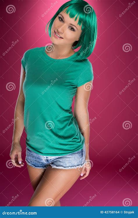 Leuke Slanke Jonge Vrouw Met Groen Haar Stock Foto Image Of Manier Vrouwelijkheid