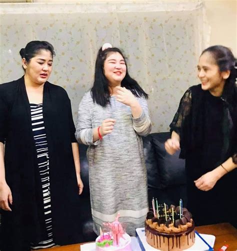 သမီးလေးရဲ့မွေးနေ့မှာ မိသားစုနဲ့အတူညစာစားပြီး မွေးနေ့ကိတ်လေးကို မိခင