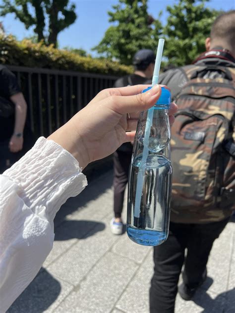 很多人喜歡用不值得擁有這些想法來概括 忽略某些感受 聽過上百遍讚美 這些我都知道 可撼動我的永遠不會改變 星星也不單純只是美 物以稀為貴的道理