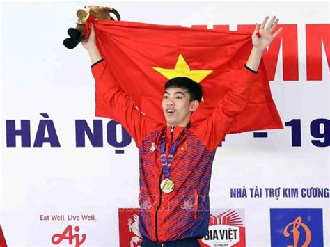 Kình Ngư Nguyễn Huy Hoàng Cầm Cờ đoàn Thể Thao Việt Nam Tại Sea Games 32