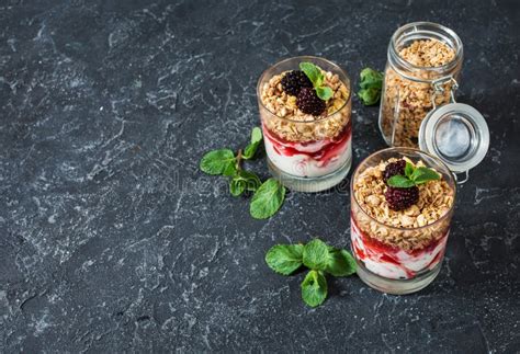 Postre Acodado Sano Con El Yogur Granola Atasco Zarzamora En Vidrio