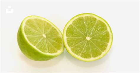 흰색 바탕에 얇게 썬 레몬 사진 Unsplash의 무료 음식 이미지