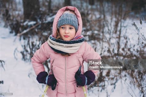 행복 한 아이 여자 겨울 눈 덮인 숲에서 스키 야외 휴일 지출 활성 겨울 스포츠입니다 1월에 대한 스톡 사진 및 기타 이미지 1월 건강한 생활방식 겨울 Istock
