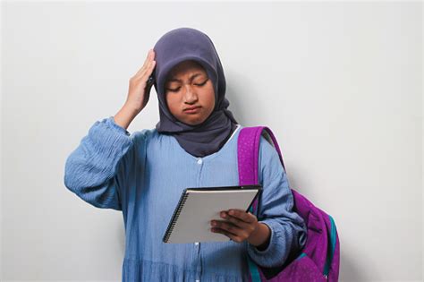 하얀 배경에 고립된 책과 펜을 들고 생각하는 데 관심이 있는 사려 깊은 어린 아시아 여학생 12 13세에 대한 스톡 사진 및 기타 이미지 12 13세 공부 교사 교육