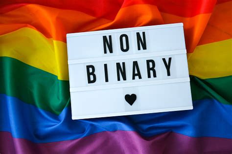 라이트 박스와 텍스트 비 바이너리가있는 무지개 플래그 실크 소재로 만든 무지개 Lgbtq 플래그 Lgbtq 자부심의 달의 상징