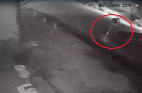 Câmera de segurança flagra momento em que ciclista é morto a tiros assista o vídeo A Notícia Mais