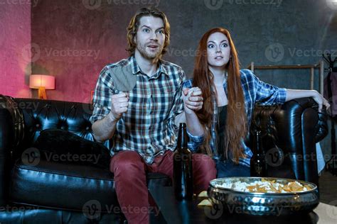 Amigos Son Aficionados De Deportes Juegos Como F Tbol Baloncesto Hockey Foto De Stock