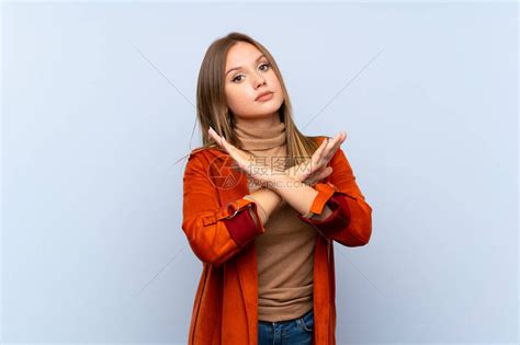 穿大衣的少女高清图片下载 正版图片504430694 摄图网
