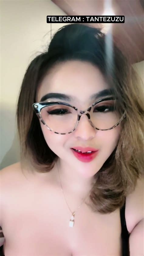 Belahan Dada Bey Pirang Bondol Kacamata Eporner