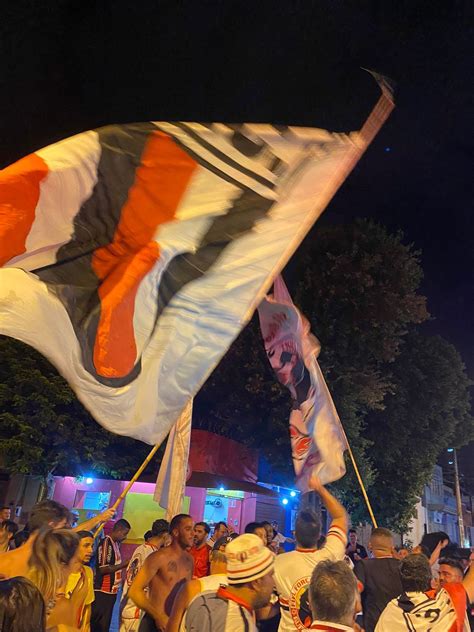 Torcida do Botafogo SP celebra nas ruas da Vila Tibério Baier pede recepção no aeroporto