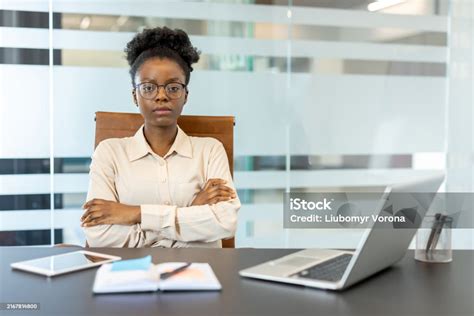 노트북과 전화기를 가진 사무실 직장에서 젊은 아프리카 계 미국인 사업가 경영자에 대한 스톡 사진 및 기타 이미지 경영자 계획 고용과 노동 Istock