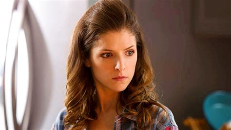 See Anna Kendrick Take Selfies In A Sexy Retro Outfit Next To A Blowup