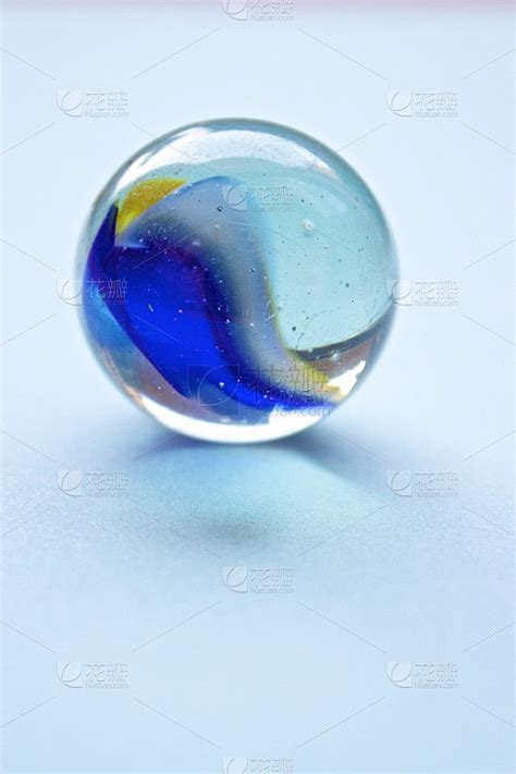 蓝色的玻璃球