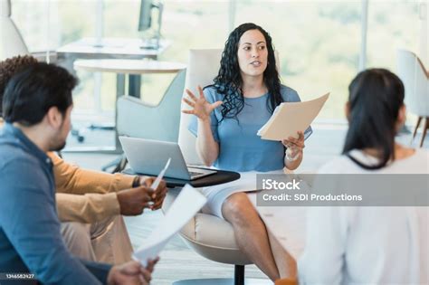 여성 팀은 다양한 직원에게 프리젠 테이션 중에 제스처를 리드 20 24세에 대한 스톡 사진 및 기타 이미지 20 24세 25 29세 30 34세 Istock