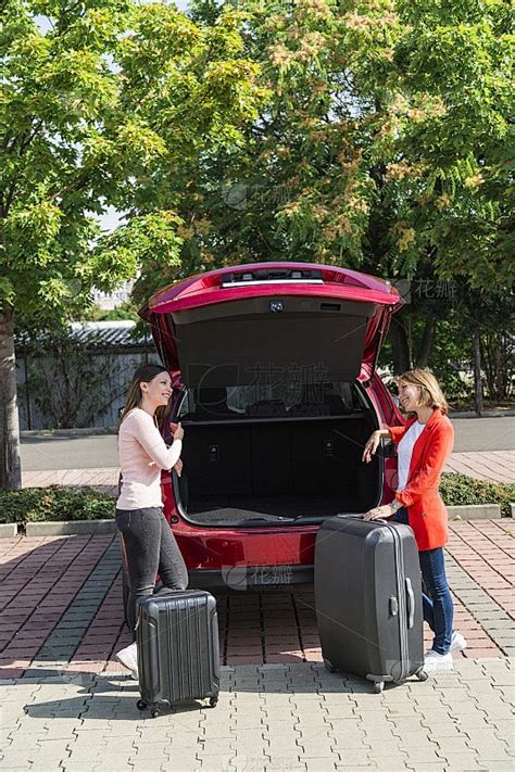 两个女孩提着行李箱打开汽车后备箱素材 花瓣网